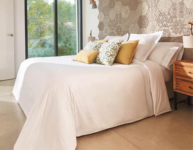 ¿Cómo vestir la cama en verano? Dormitorio fresco con estilo